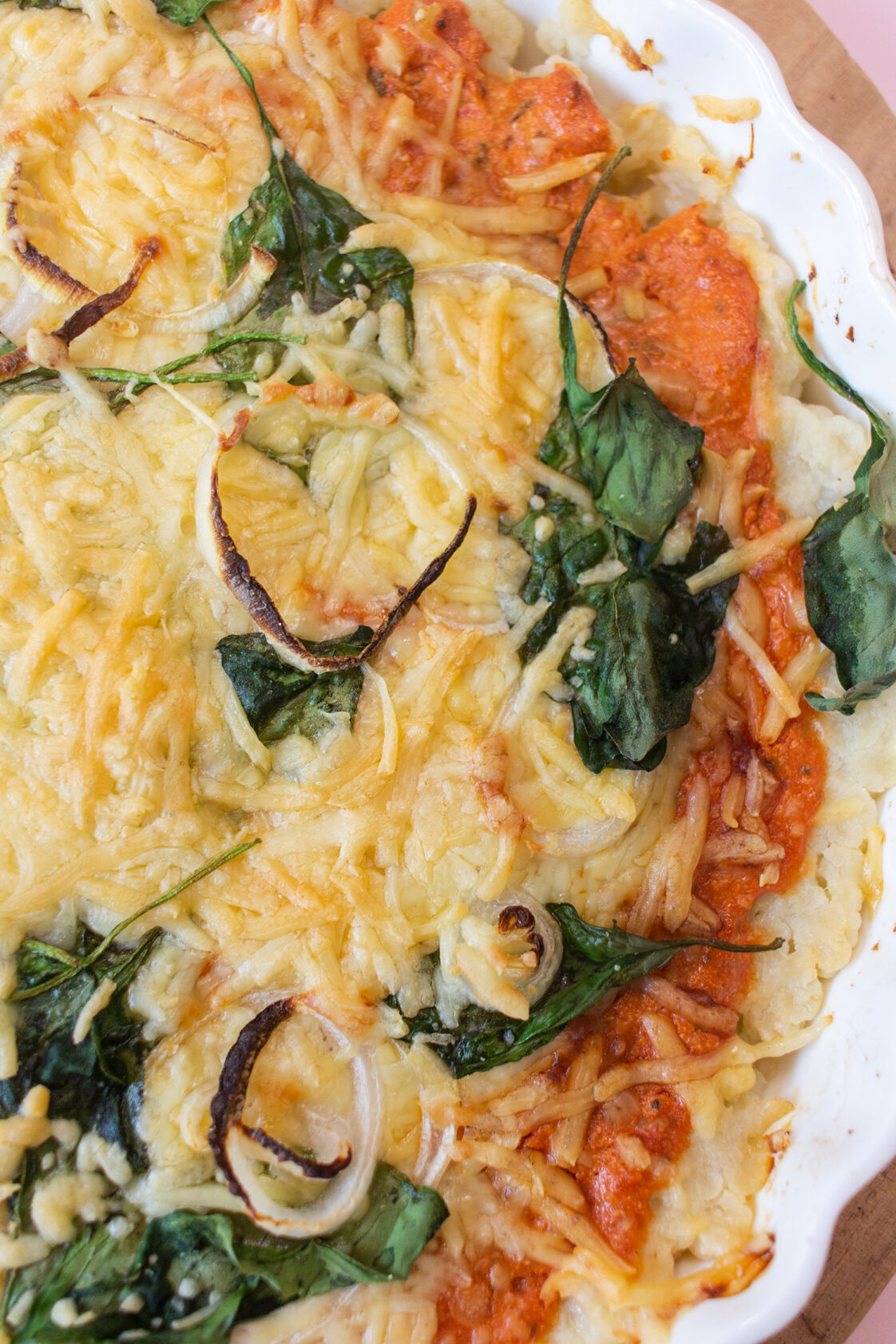 Einfache Pizza mit Blumenkohlboden und geheimer Proteinsoße (Low-Carb ...